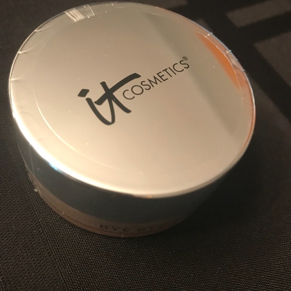 it cosmetics | Makeup | It Cosmetics Finishing Powder | Poshmark